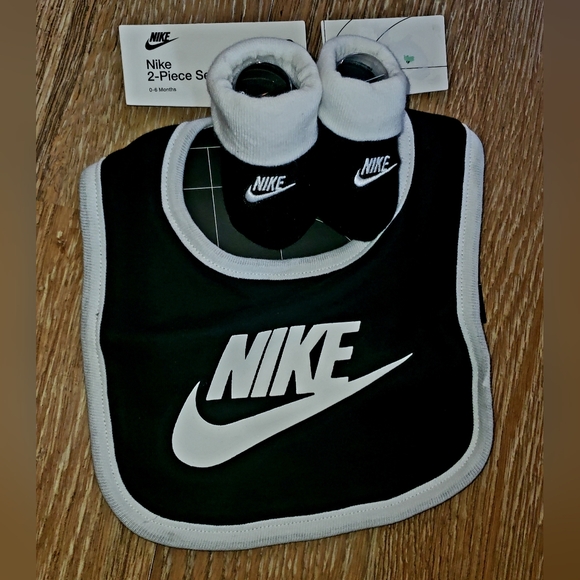 Nike | Accessories | Nike Black And White Baby Bib And Booties Set ...